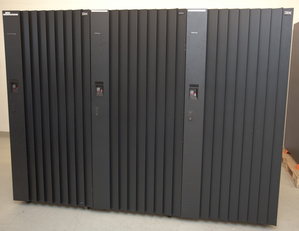 IBM TotalStorage DS8300 Storage System 2x Expansion Unit 80 TB 2107-932 ...